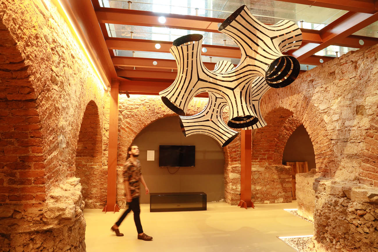 Stripped and layered fabrication of minimal surface tectonics using parametric algorithms